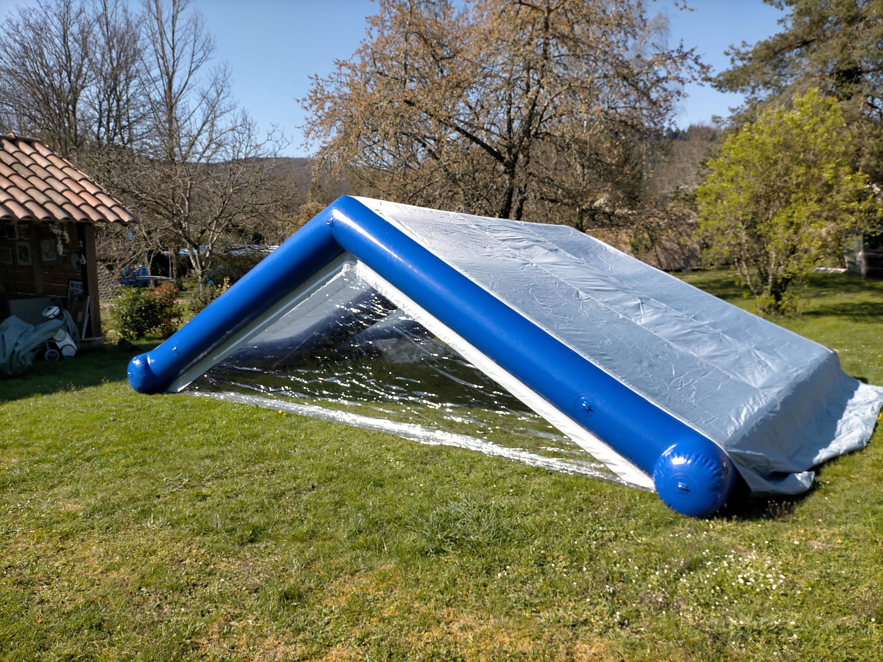 L'abri gonflable pour piscine par DTRB - La Capsule